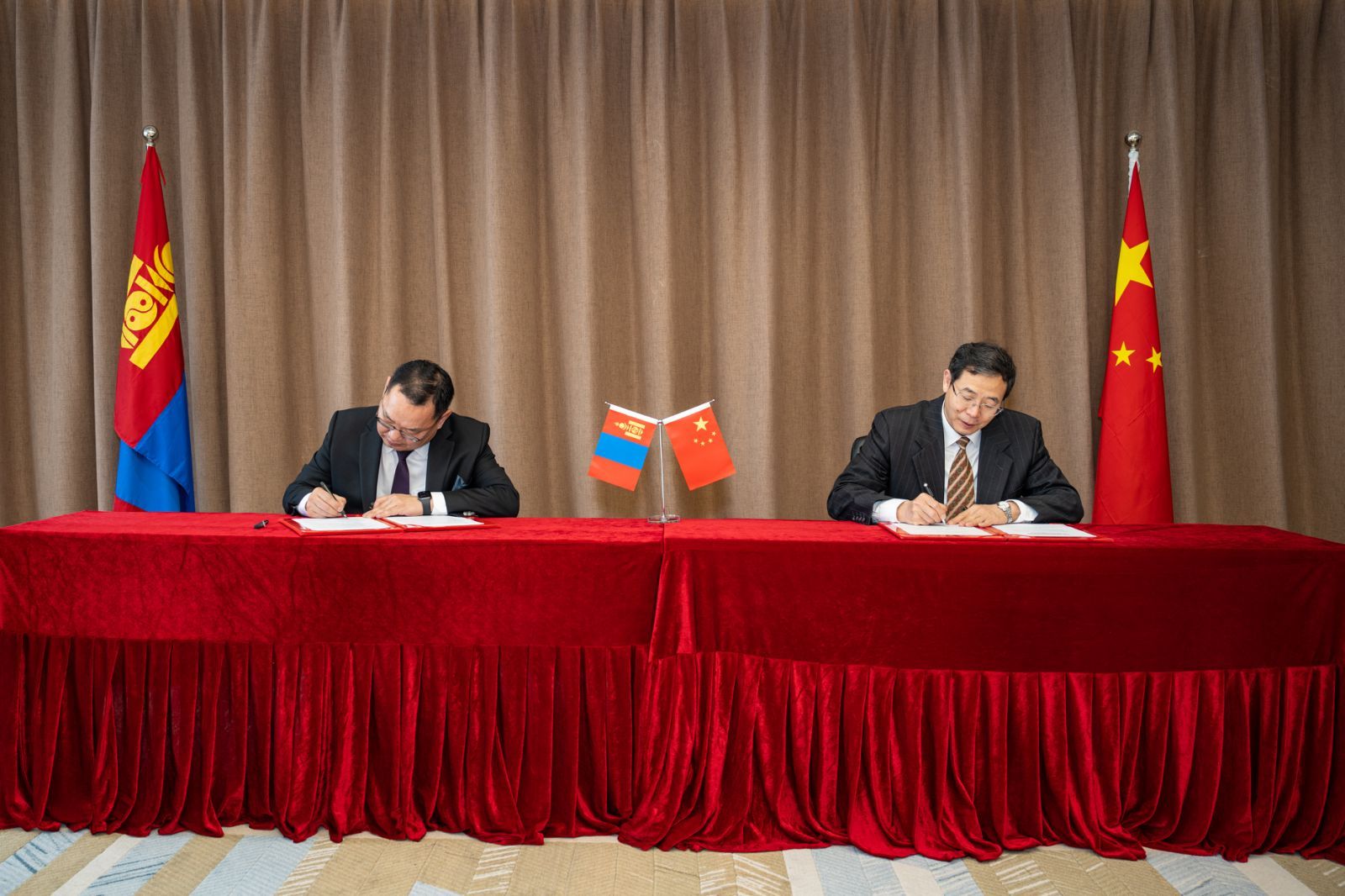 МОНГОЛ ХЯТАДЫН ГААЛИЙН ЗӨРЧИЛТЭЙ ТЭМЦЭХ ХАМТЫН АЖИЛЛАГААНЫ ЗӨВЛӨЛДӨХ УУЛЗАЛТ БНХАУ ЫН СИАМЭН