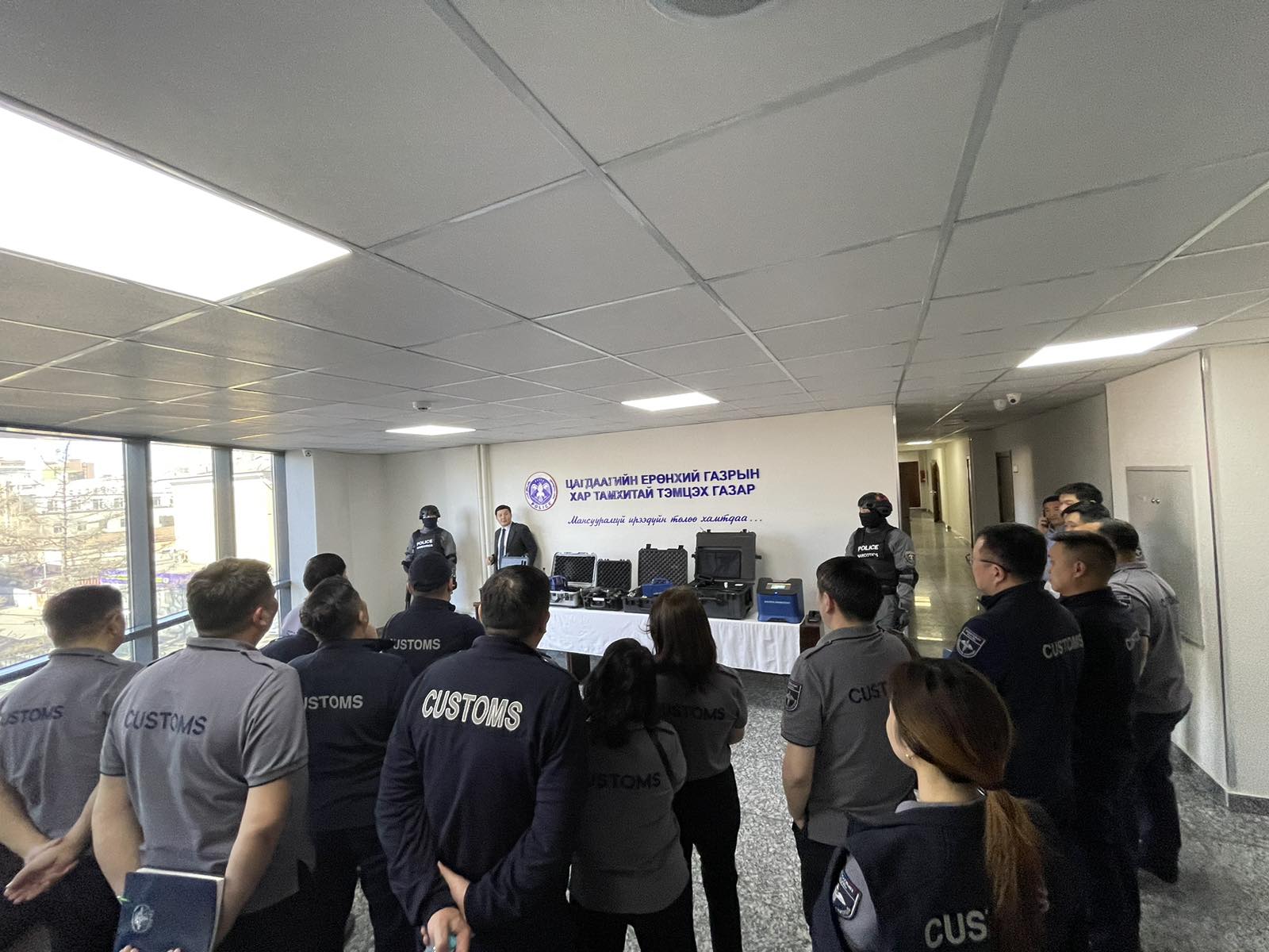 Гаалийн байгууллагын алба хаагчид Хар тамхитай тэмцэх газрын үйл ажиллагаатай танилцав Гаалийн